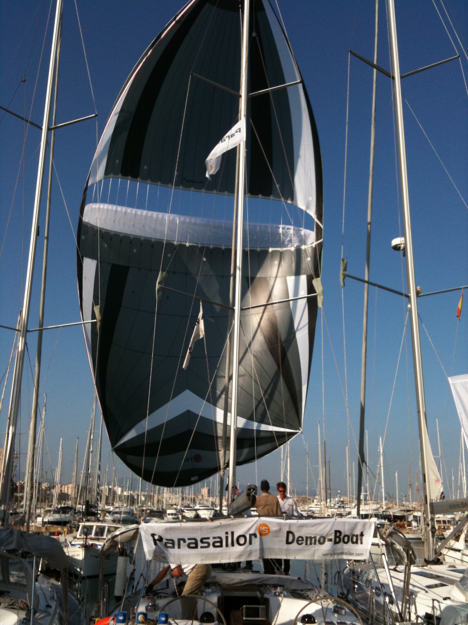 Parasailor setzen, ohne abgelegt zu haben - ISTEC - The Downwind Company